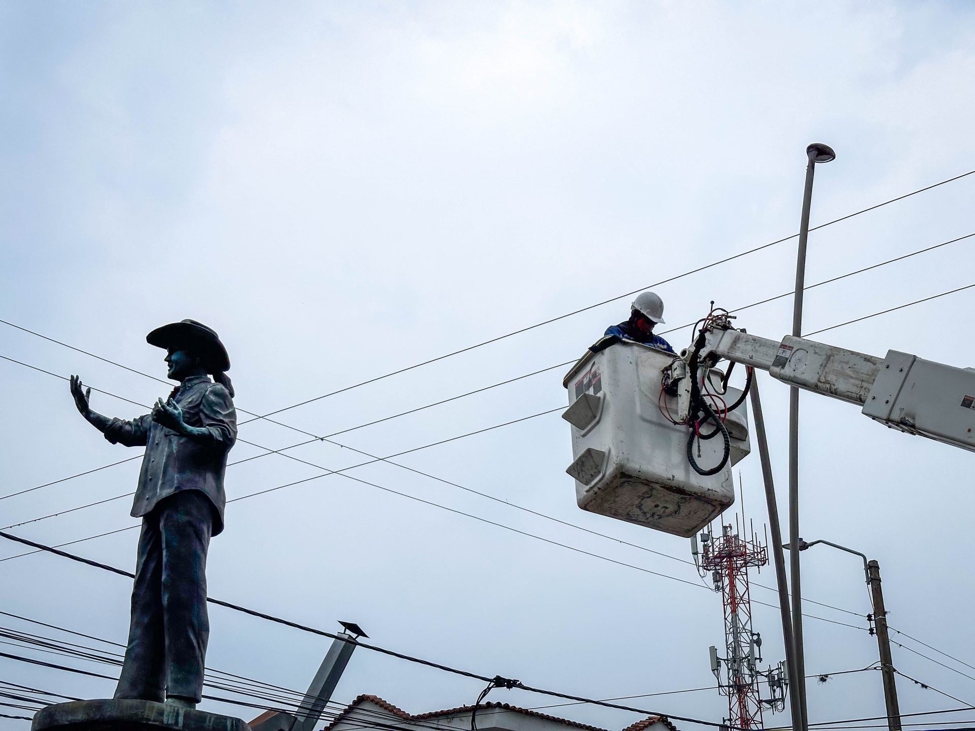 Con iluminación led, se embellece la plazoleta del monumento Betty ...