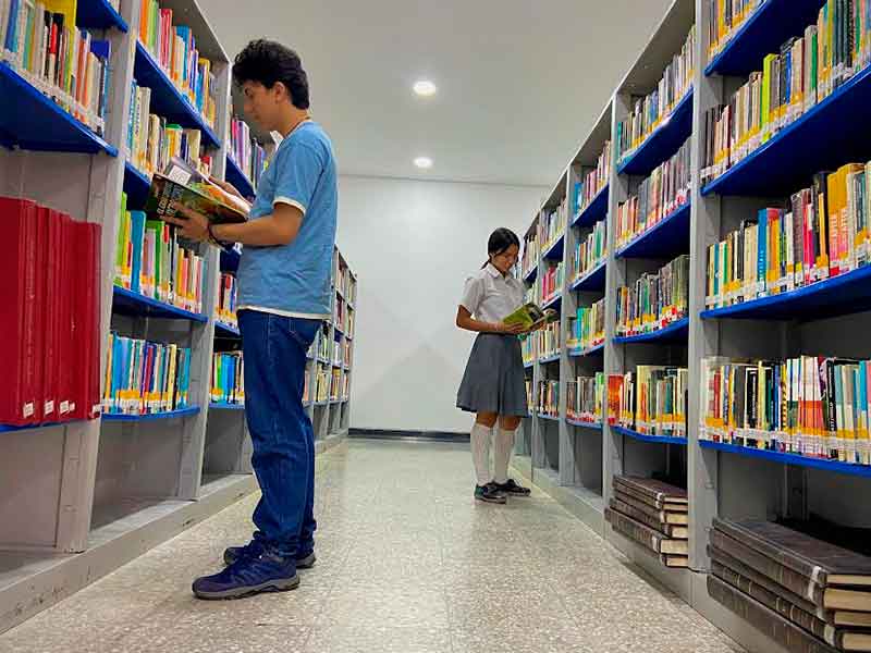 Disfruta de las salas de la Biblioteca Pública Germán Arciniegas